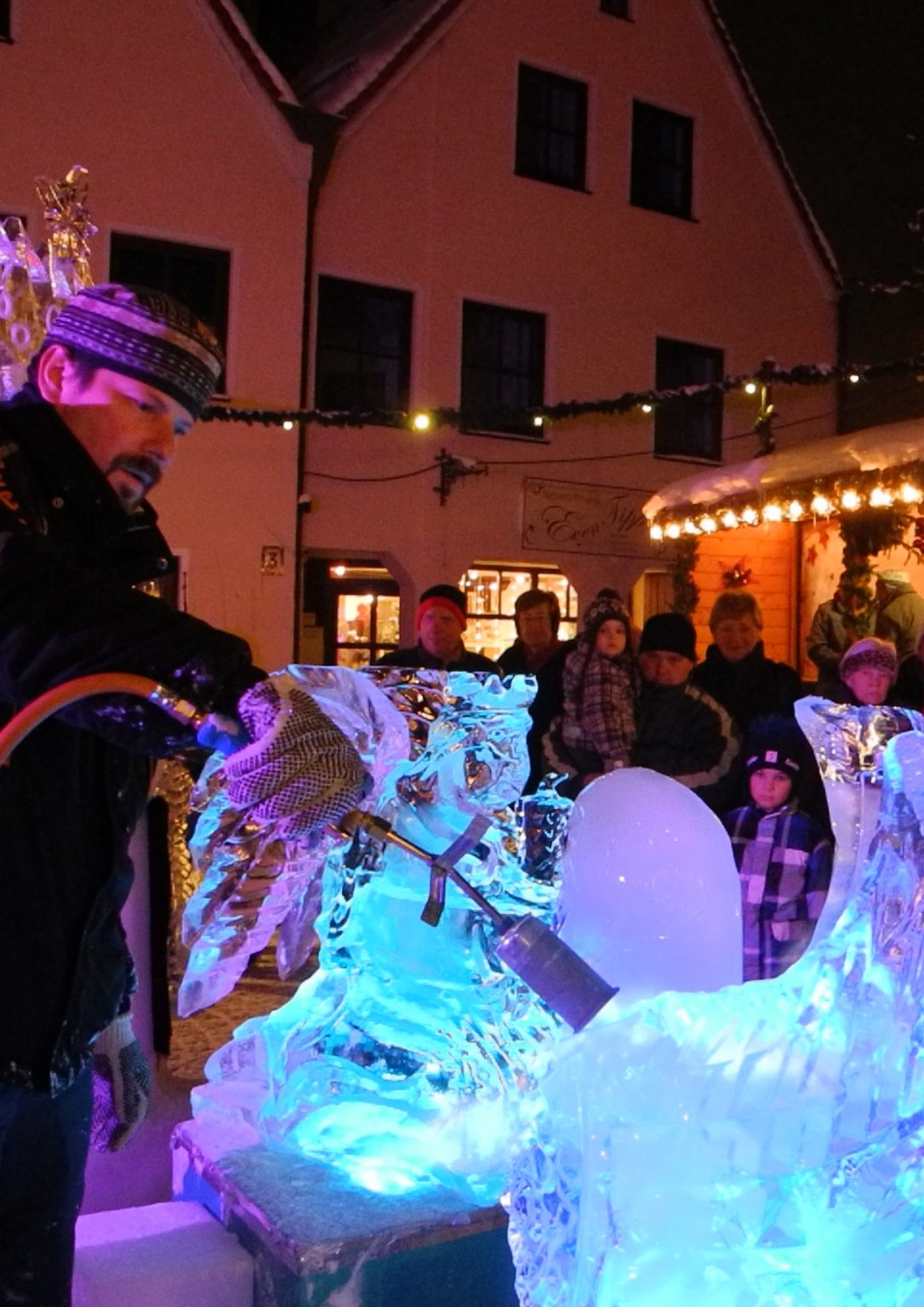 Eisschnitzer Christian Staber in Aktion beim Friedberger Advent ...